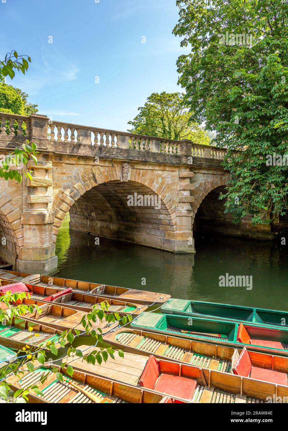 Punts on the River Cherwell with Magdalen Bridge in beautiful woodland ...