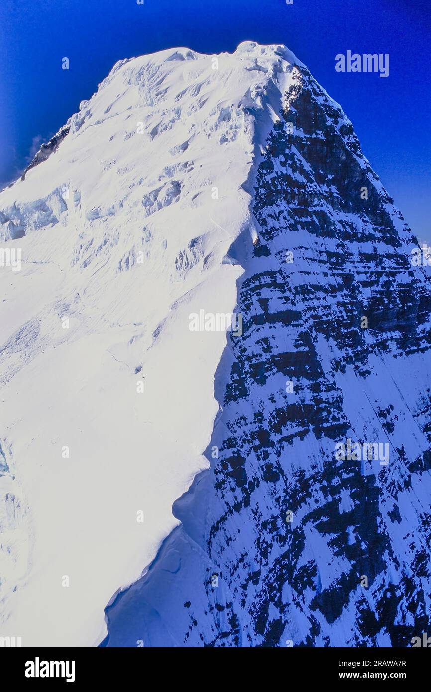 Mount robson aerial hi-res stock photography and images - Alamy