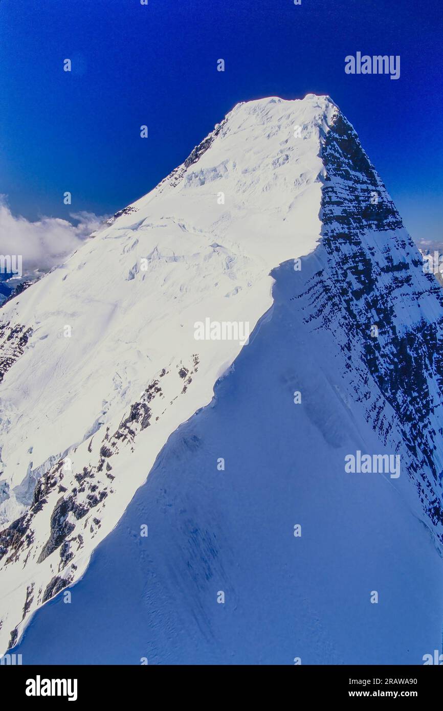 Mount robson aerial hi-res stock photography and images - Alamy