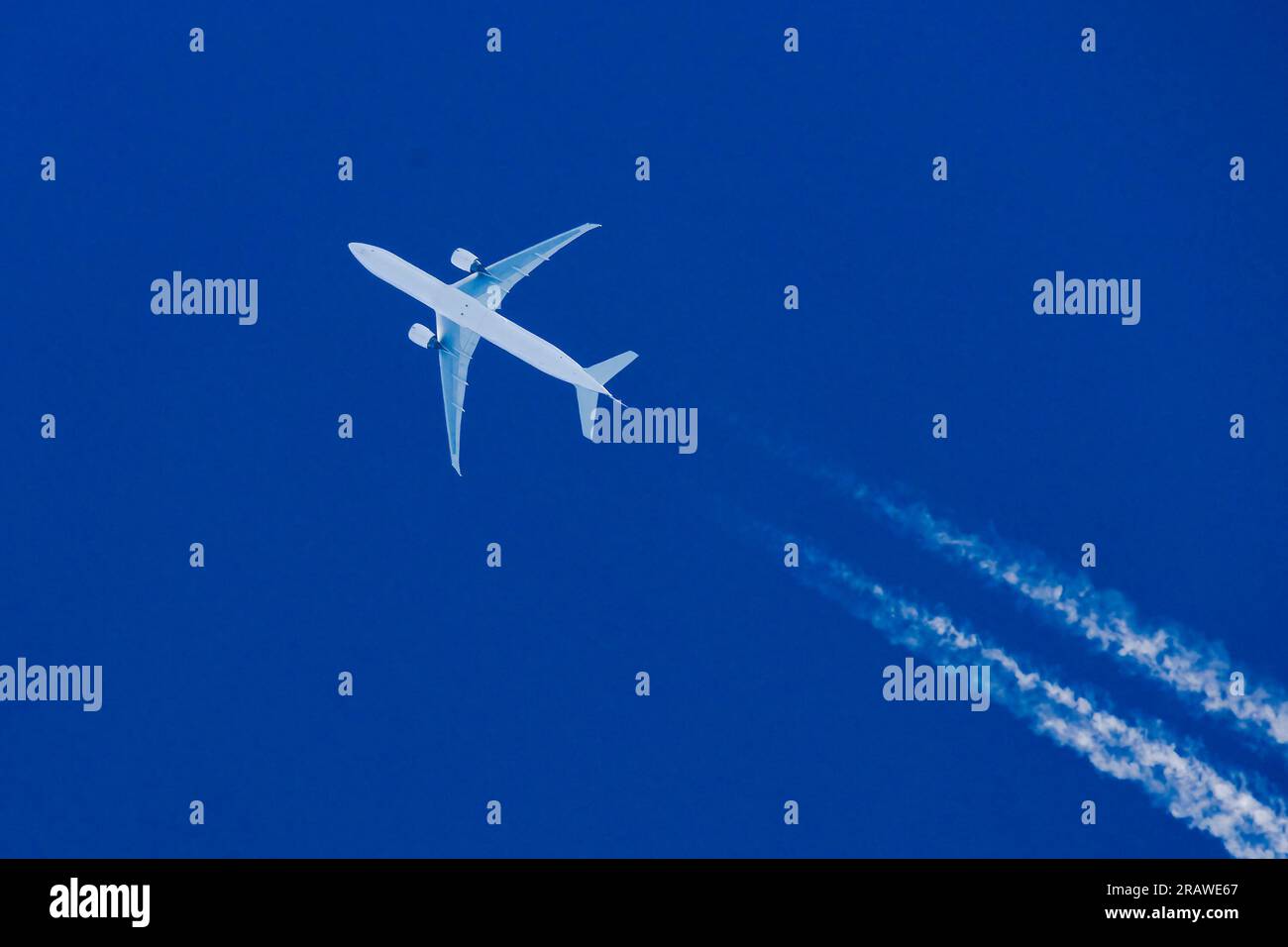 Image of a jet aircraft cruising from Dallas to Tokyo, AGL 32,000 feet ...