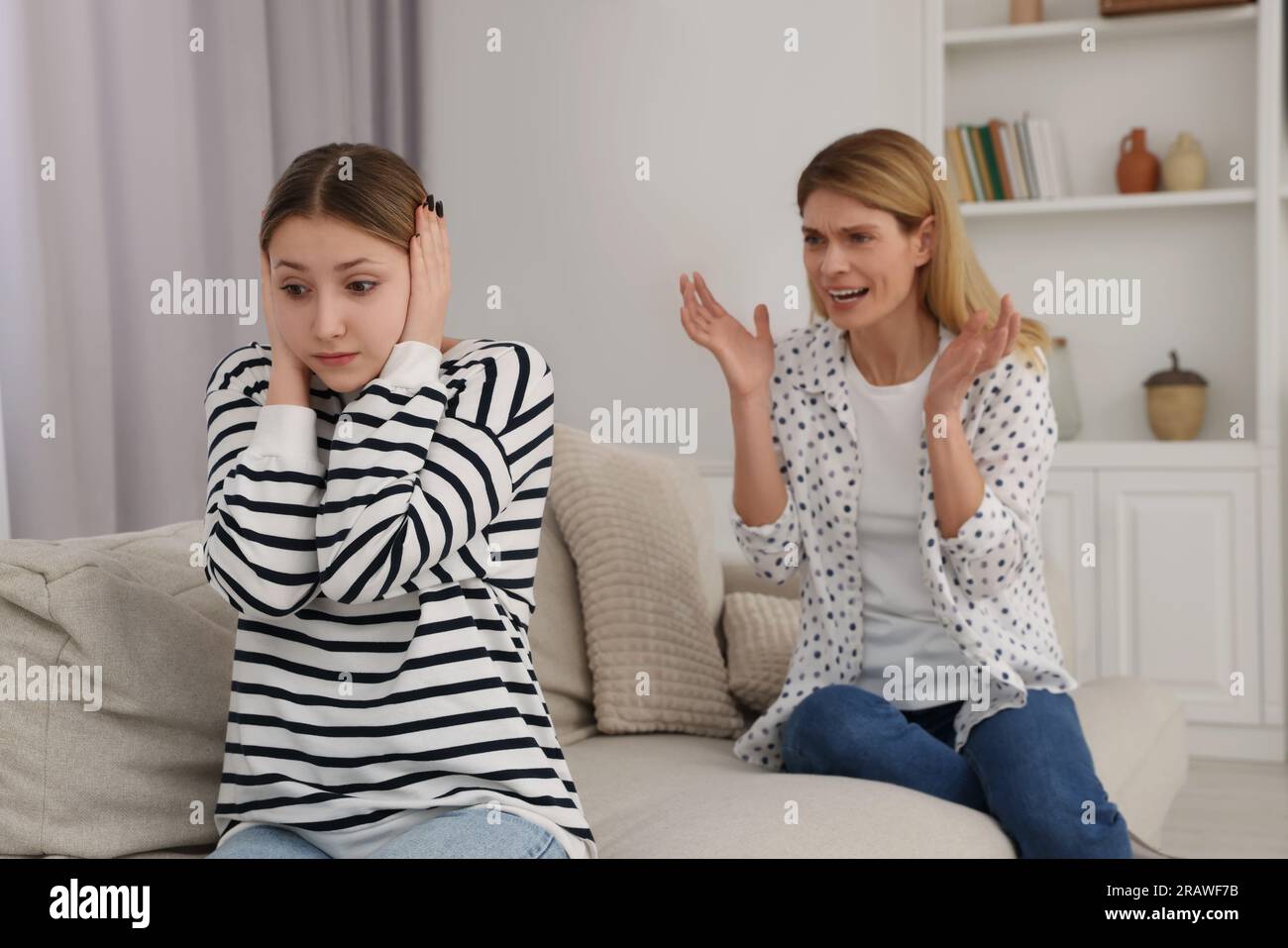 Mother scolding her teenage daughter at home Stock Photo - Alamy