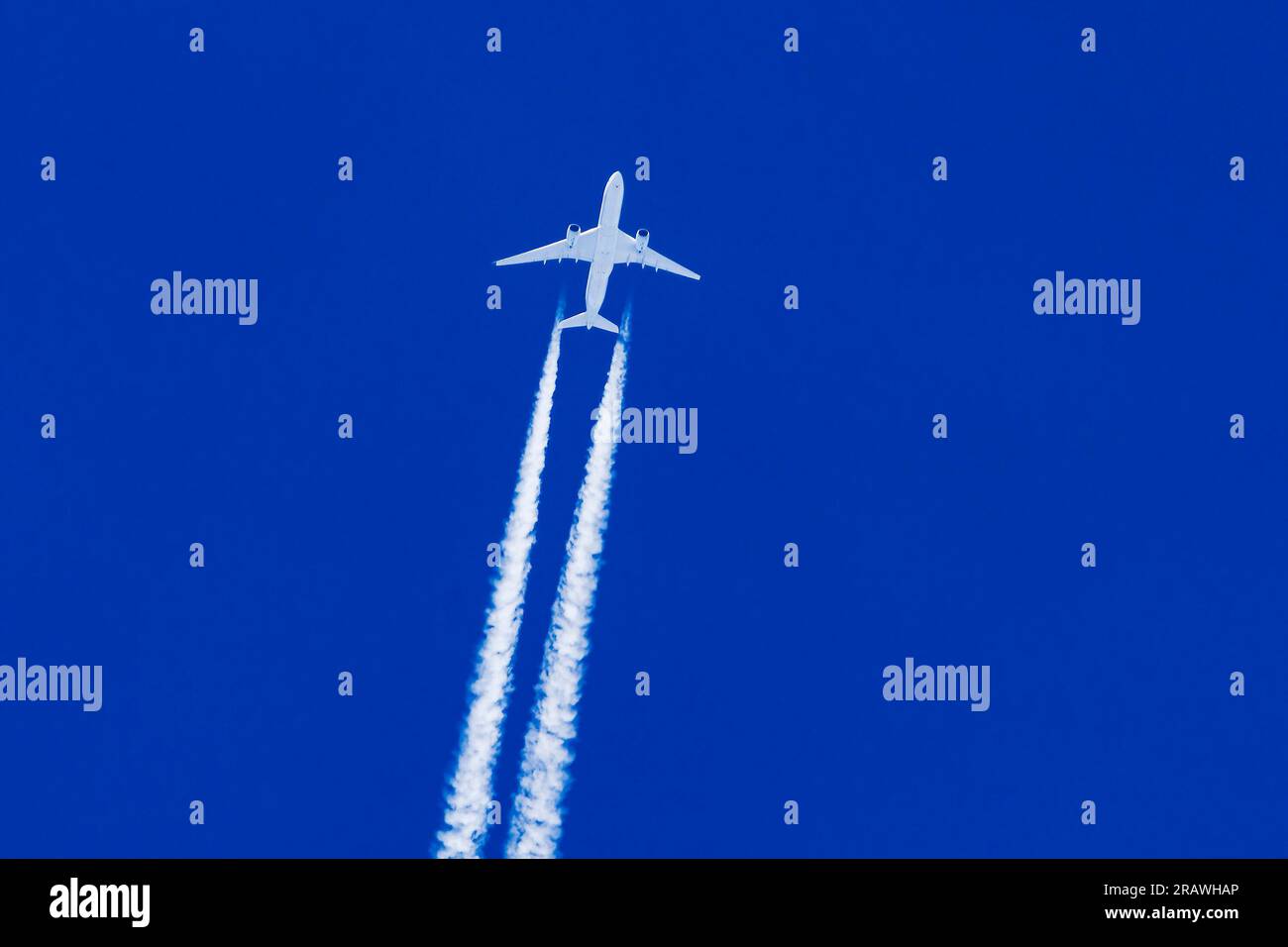 Plane with jet trails new york hi-res stock photography and images - Alamy