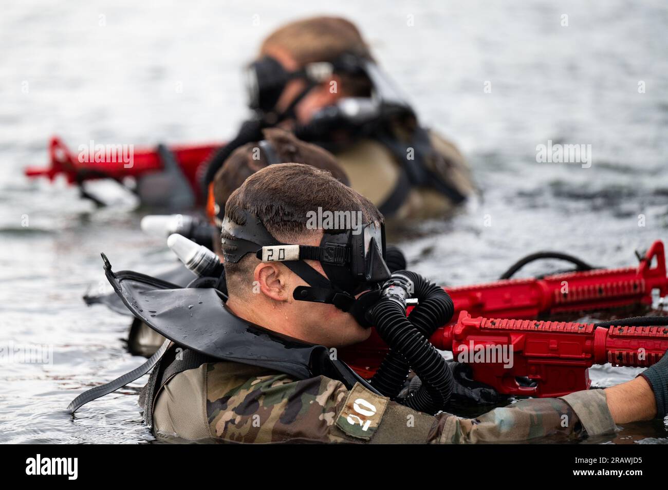 Students in the Air Force Combat Dive Course practice closed-circuit ...