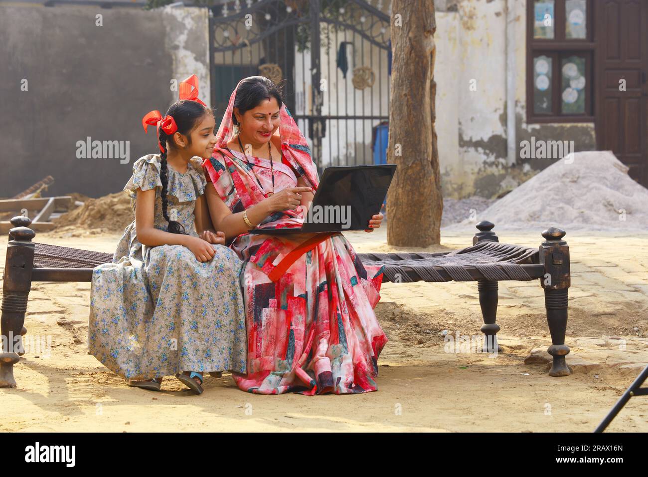 Asian woman wearing saree hi-res stock photography and images - Alamy