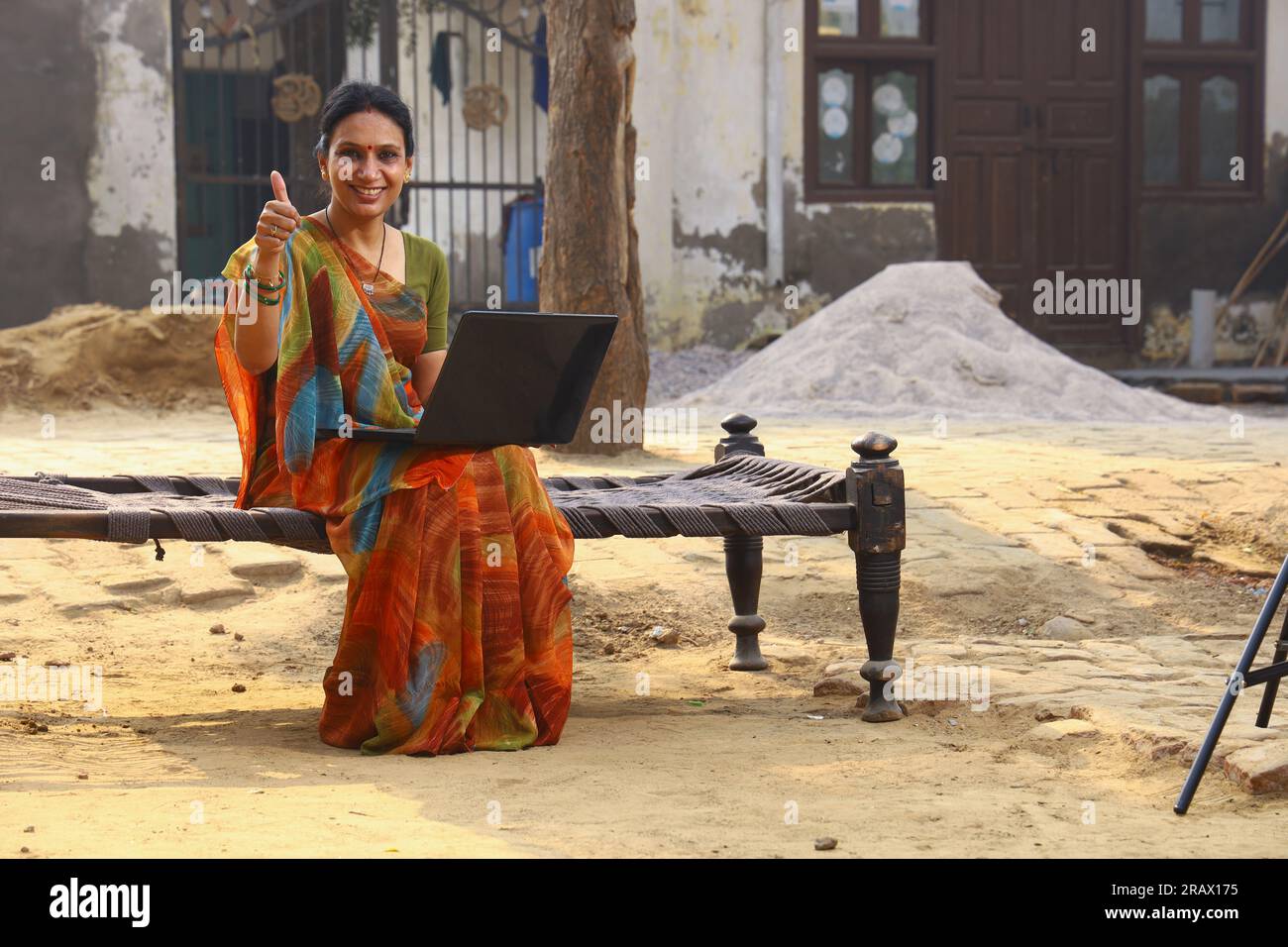 Asian woman wearing saree hi-res stock photography and images - Alamy
