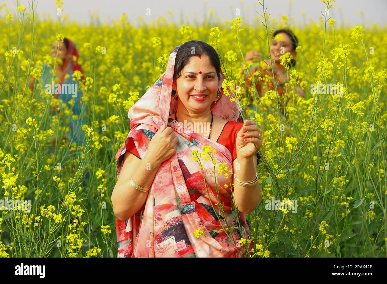 Village life happy india men and women hi-res stock photography and ...