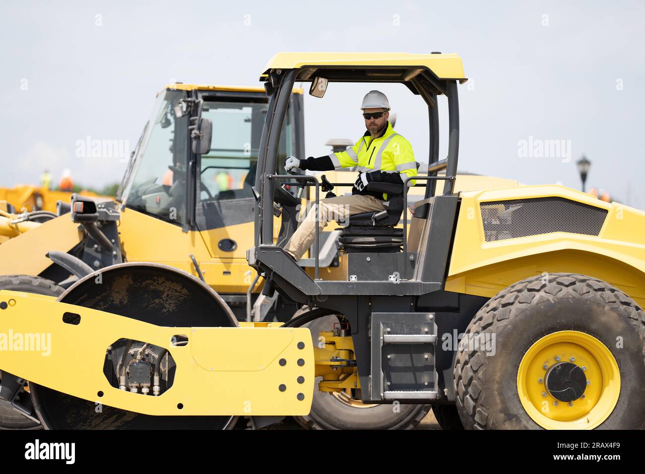 Busy building site with machines hi-res stock photography and images ...