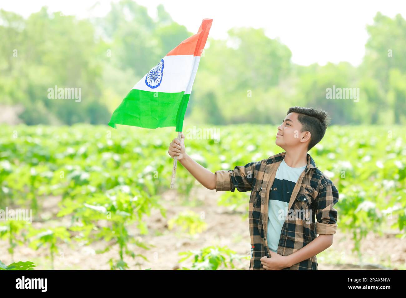 Boy saluting indian flag hi-res stock photography and images - Alamy