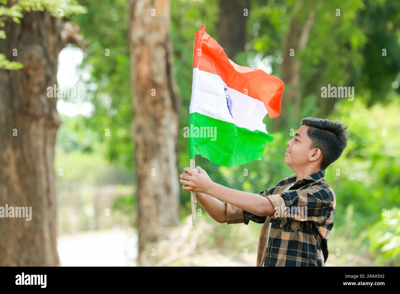 Boy saluting indian flag hi-res stock photography and images - Alamy