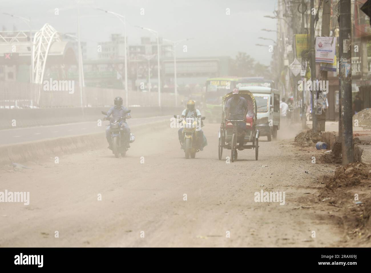 Severe dust pollution adds to commuters' woes on the road at Jatrabari ...