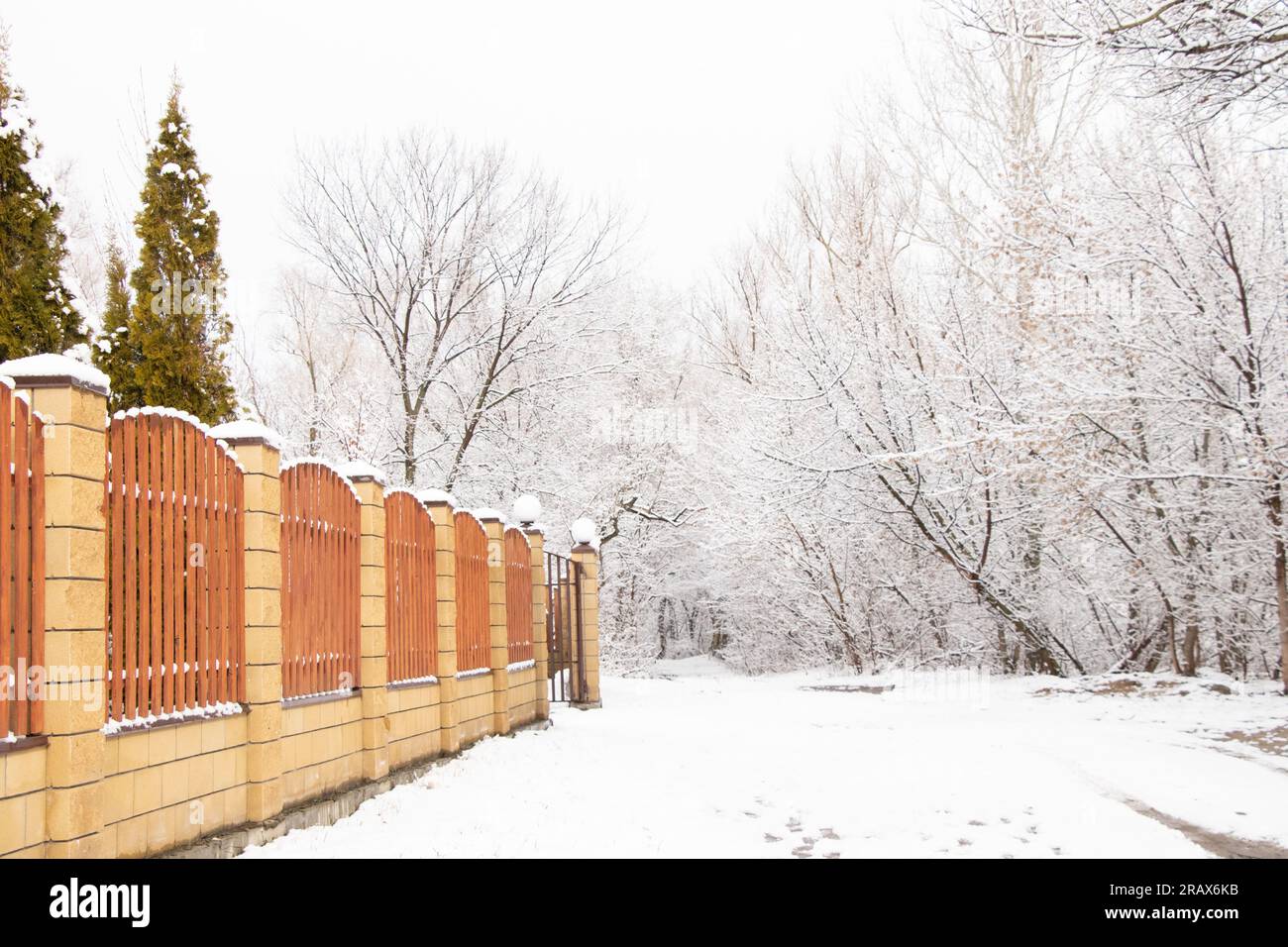 Snow on the farm gate hi-res stock photography and images - Alamy