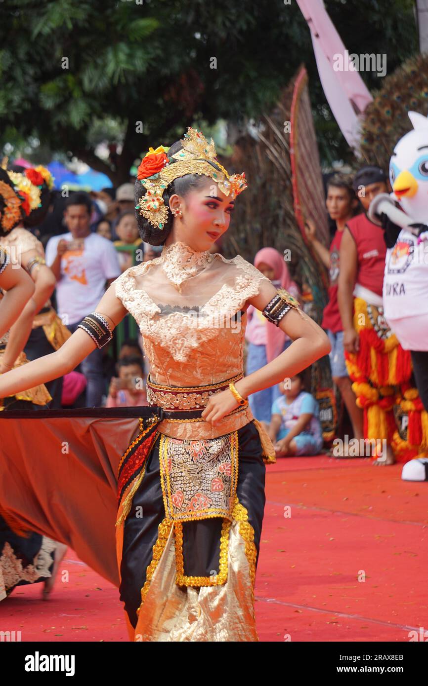 Klenting Sumanding Dance, is likened to a collection of Kediri girls ...