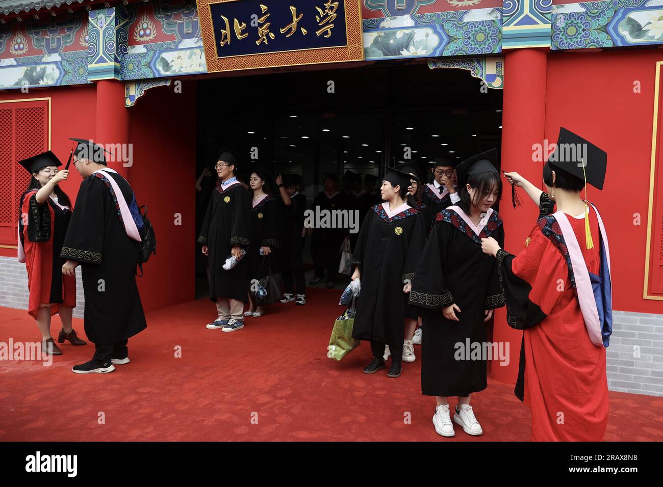 **CHINESE MAINLAND, HONG KONG, MACAU AND TAIWAN OUT** Graduates attend ...