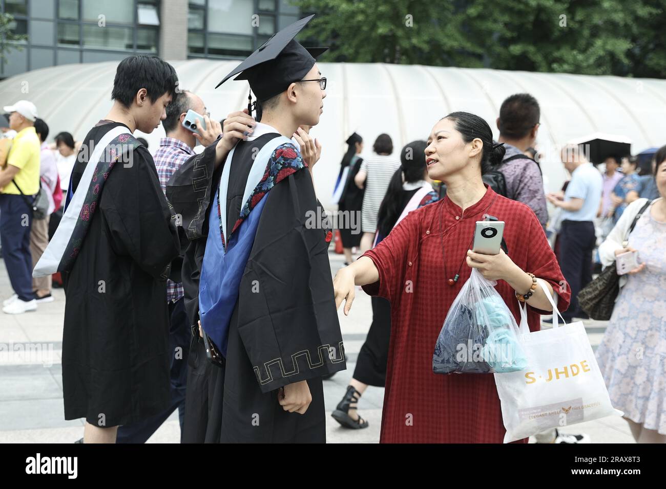 **CHINESE MAINLAND, HONG KONG, MACAU AND TAIWAN OUT** Graduates attend ...