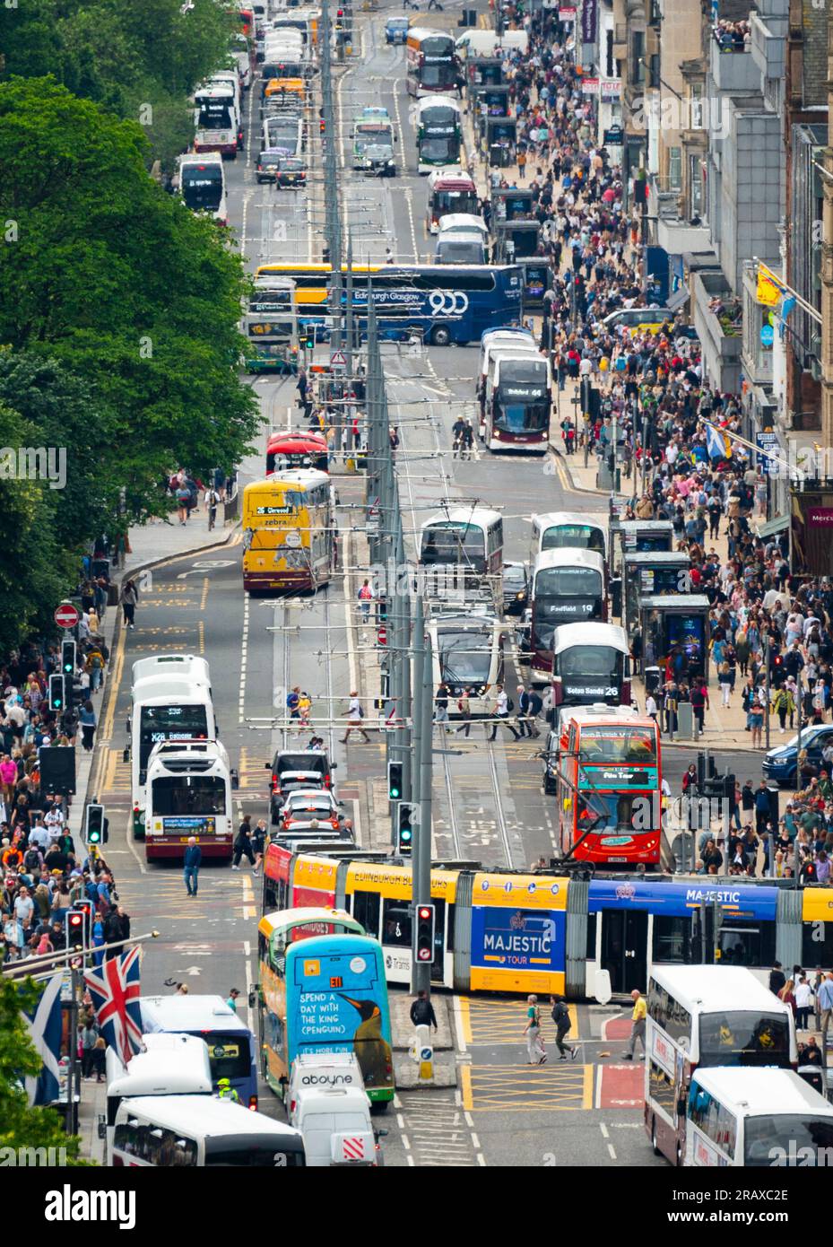 Pedestrians on princes street hi-res stock photography and images - Alamy