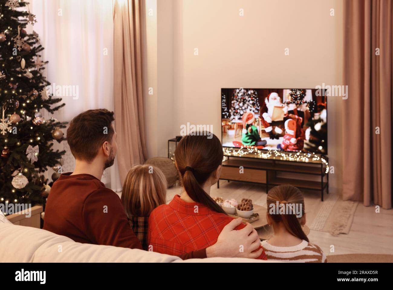 Christmas film family watch hi-res stock photography and images - Alamy