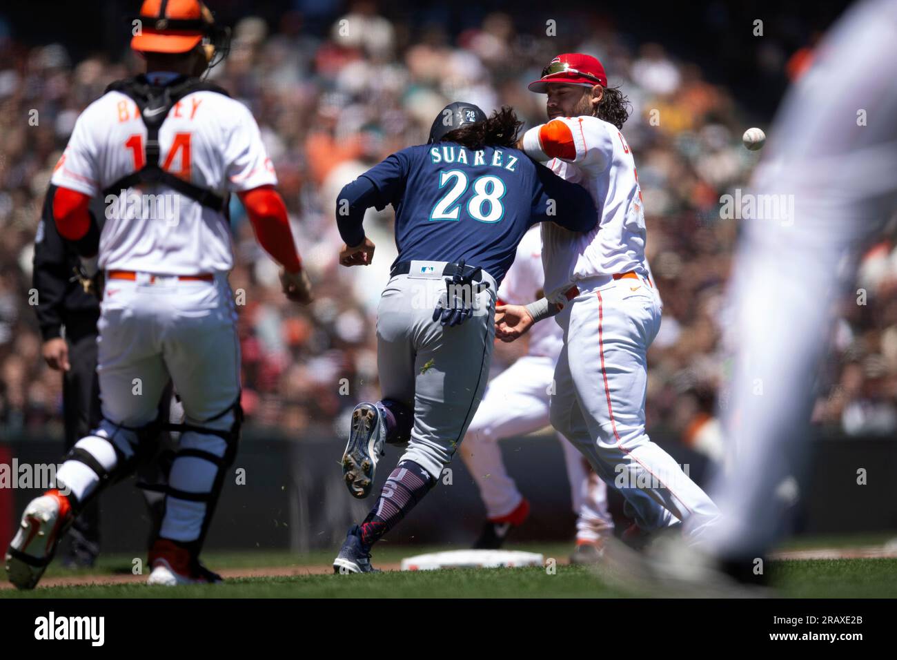 San Francisco Giants shortstop Brandon Crawford, right, cannot handle ...