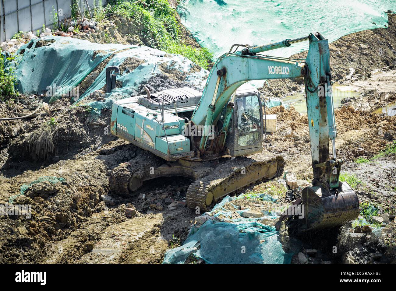 The excavator working at the construction site Stock Photo - Alamy