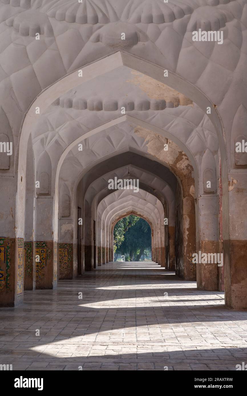 Perspective view of row of aligned arches around mughal emperor ...