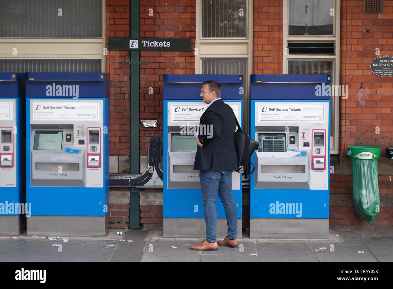 Gwr ticket machine hi-res stock photography and images - Alamy