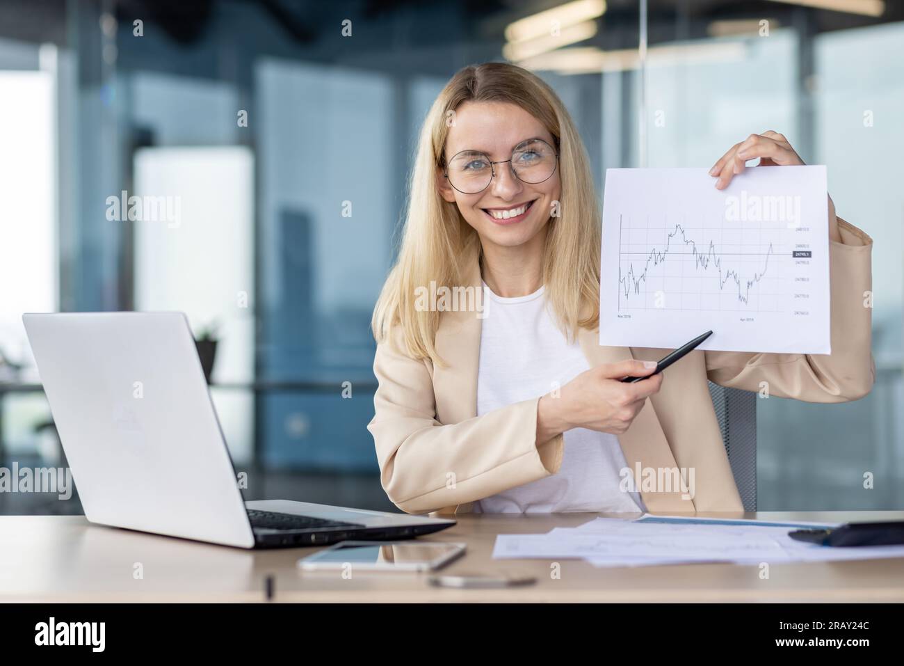 Audits and analyses hi-res stock photography and images - Alamy
