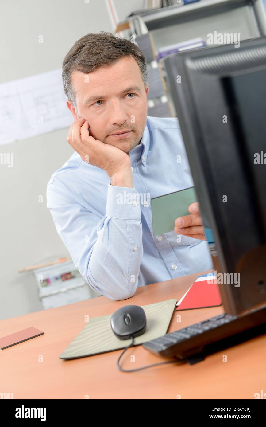 reading an article in the computer Stock Photo - Alamy