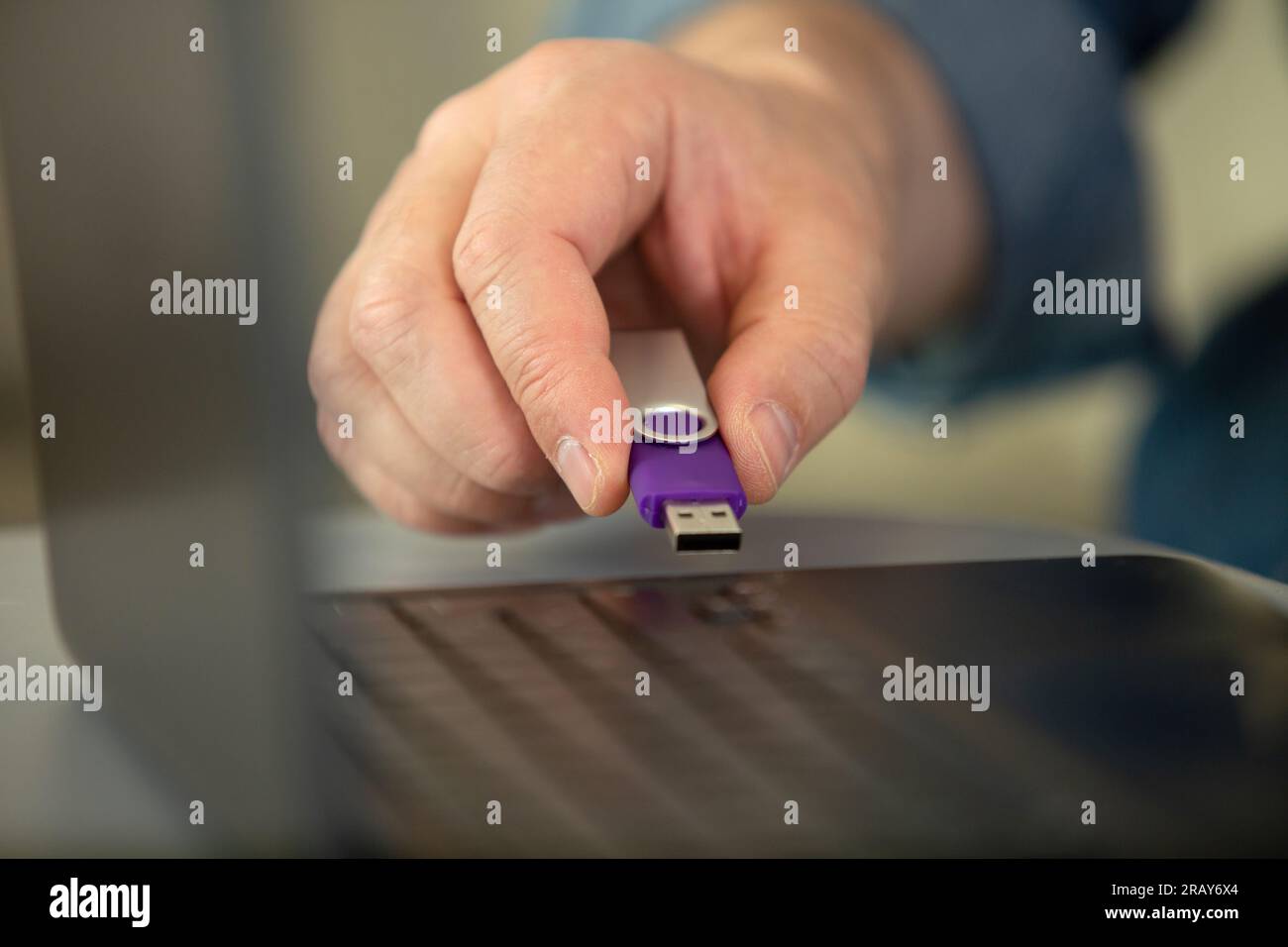 Hand insert usb memory stick hi-res stock photography and images - Alamy