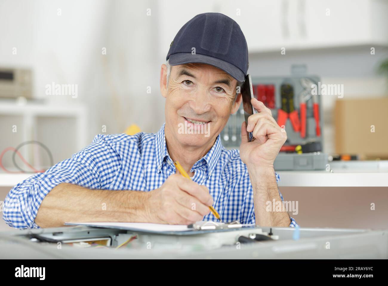 Senior doing diy home hi-res stock photography and images - Alamy