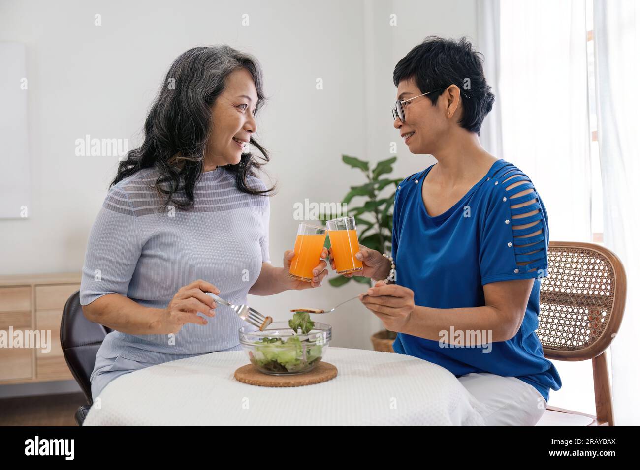Dining with friends older people hi-res stock photography and images ...