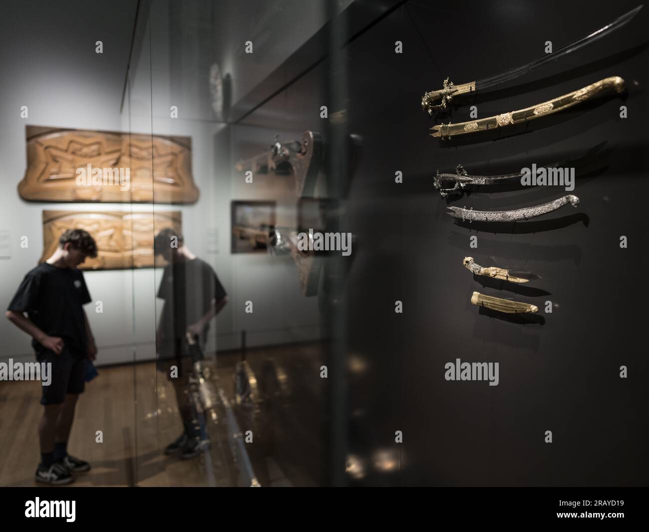 AMSTERDAM - Two sabers (kastanes), a ceremonial sword from Sri Lanka ...