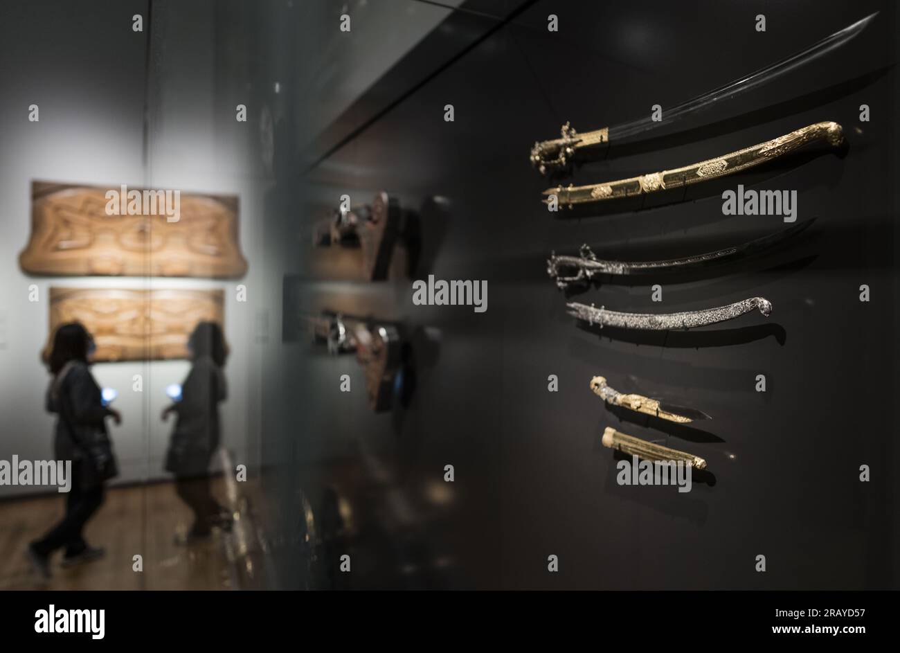 AMSTERDAM - Two sabers (kastanes), a ceremonial sword from Sri Lanka ...