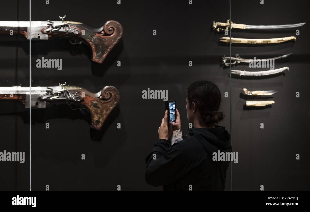 AMSTERDAM - Two guns (gingallen), two sabers (kastanes), a ceremonial ...