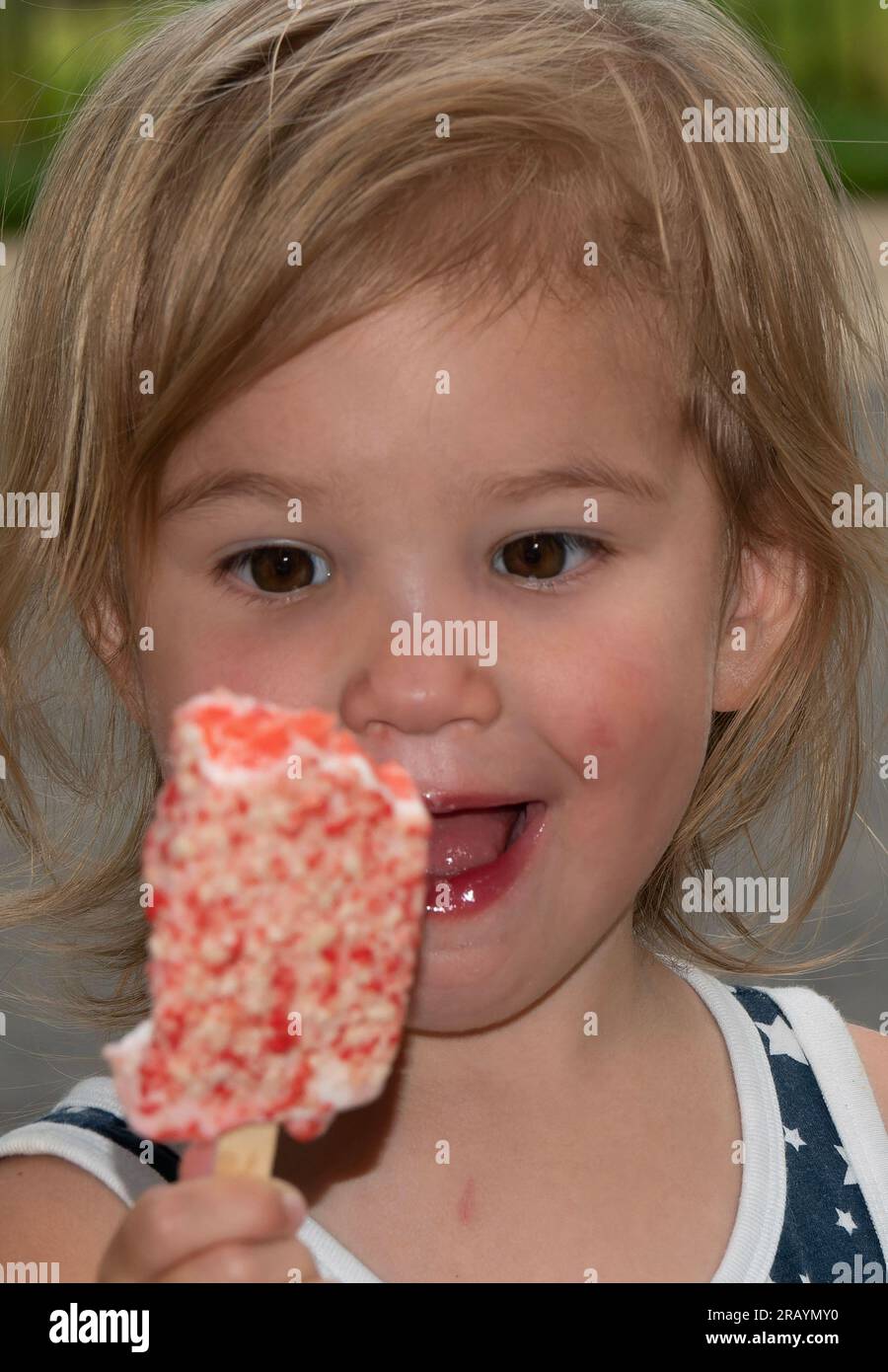 A child enjoys an ice cream treat Stock Photo - Alamy