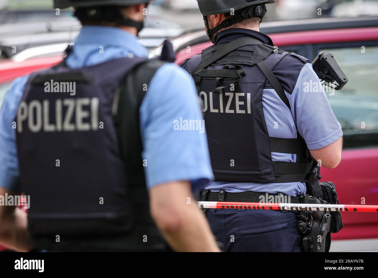 Armed officers stand outside hi-res stock photography and images - Alamy