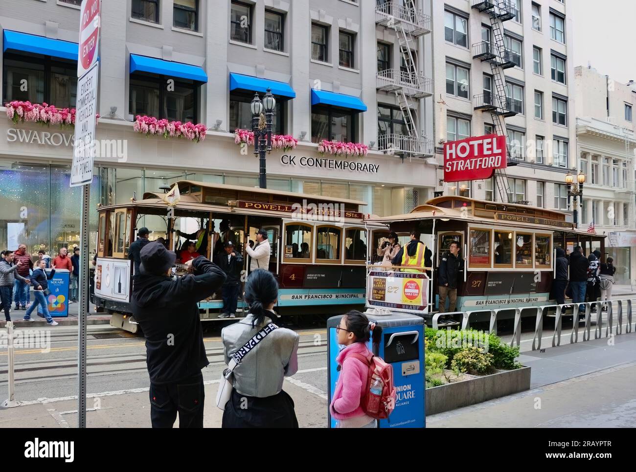 Cable cars 20 and 27 passing each other full of tourists in Union ...
