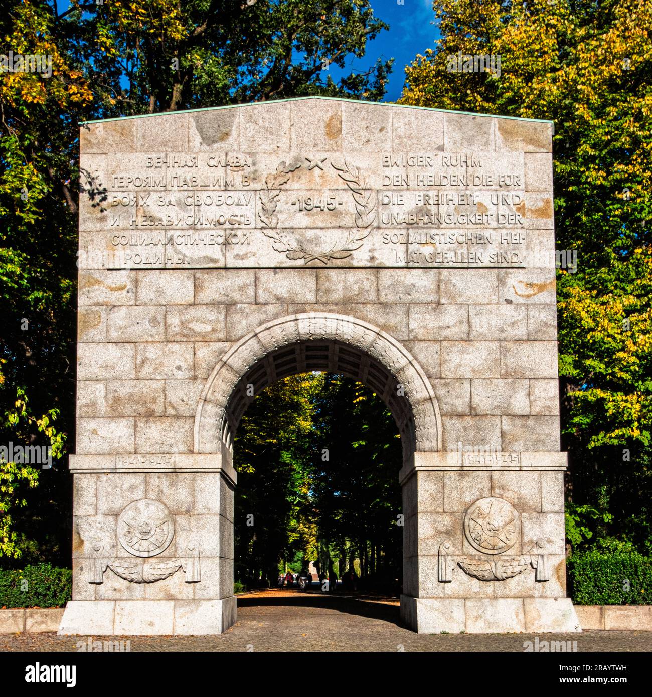 Grand arched entrance to the Soviet War memorial, amTreptower Park,Alt ...