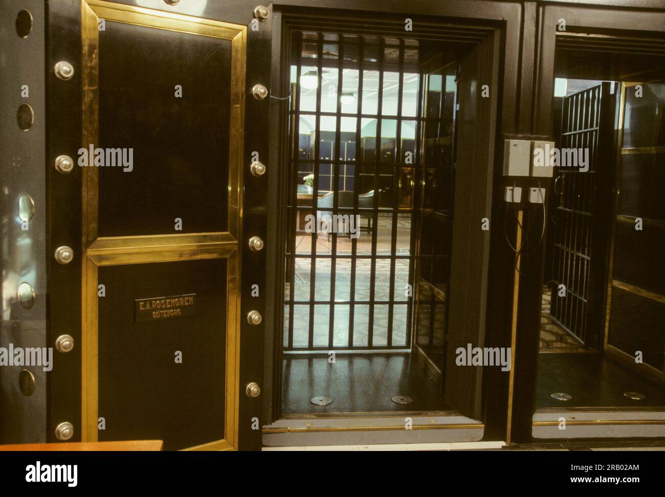 BANK VAULT gatedoor Stock Photo - Alamy