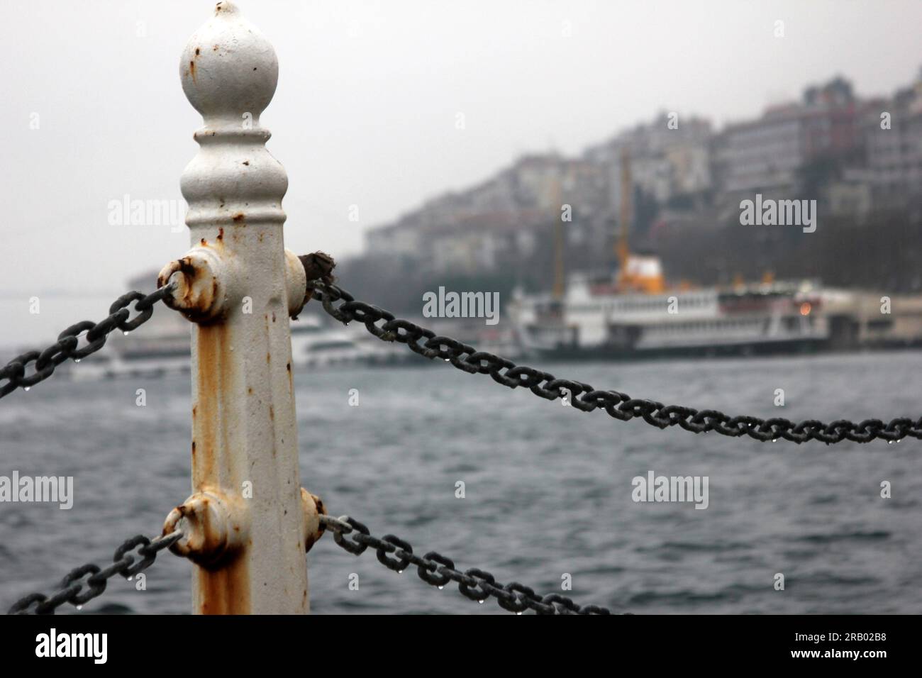 Sea railing chain hi-res stock photography and images - Alamy