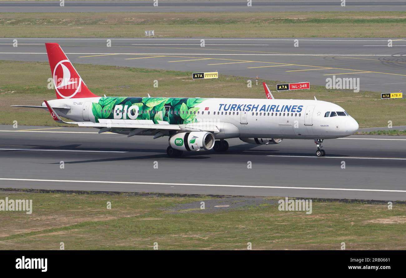 ISTANBUL, TURKIYE - SEPTEMBER 17, 2022: Turkish Airlines Airbus A321 ...