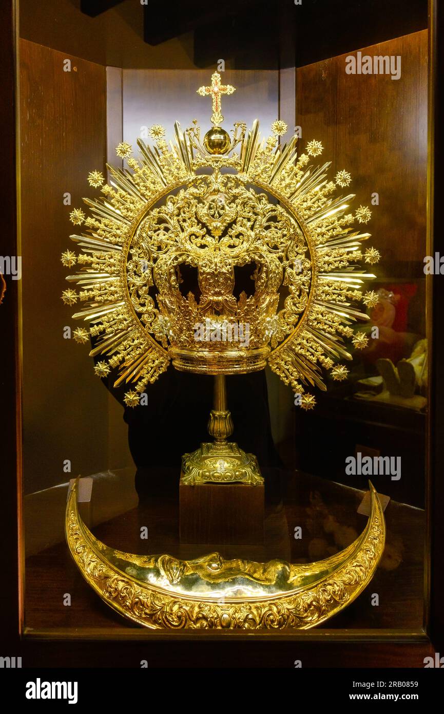 Gold colored monstrance hi-res stock photography and images - Alamy
