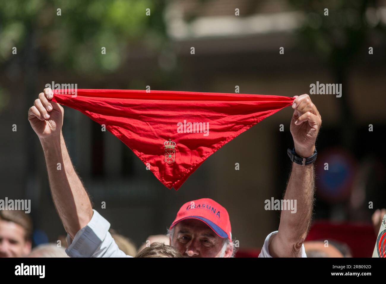 Red handkerchief hi-res stock photography and images - Alamy