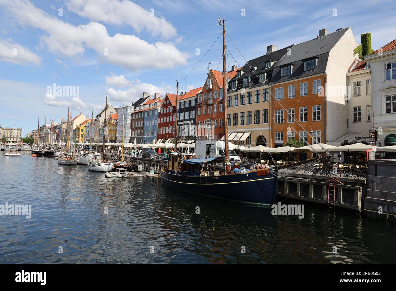 The Nyhavn canal with its characteristic colorful houses in Copenhagen ...