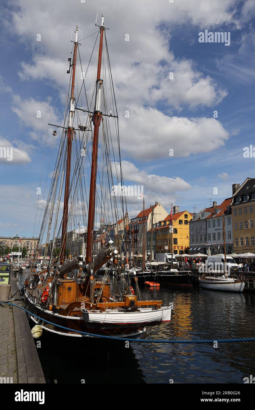 The Nyhavn canal with its characteristic colorful houses in Copenhagen ...