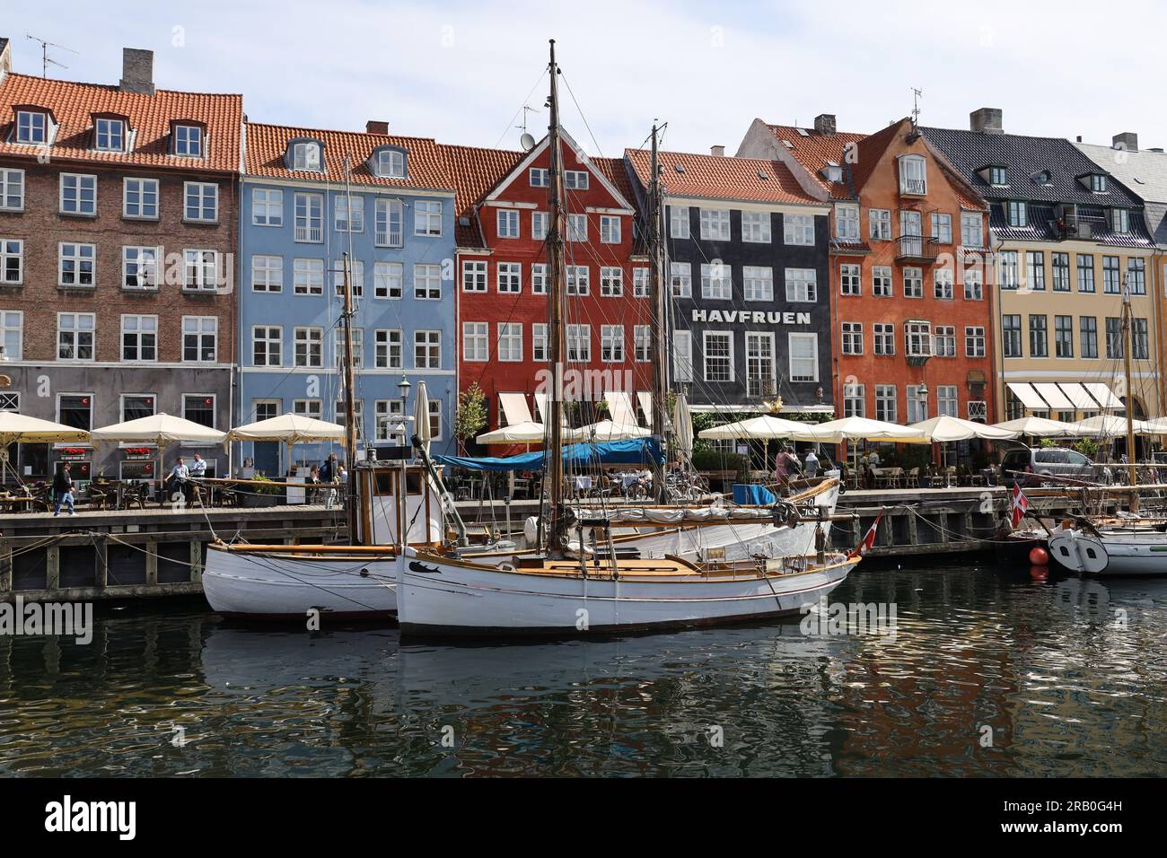 The Nyhavn canal with its characteristic colorful houses in Copenhagen ...