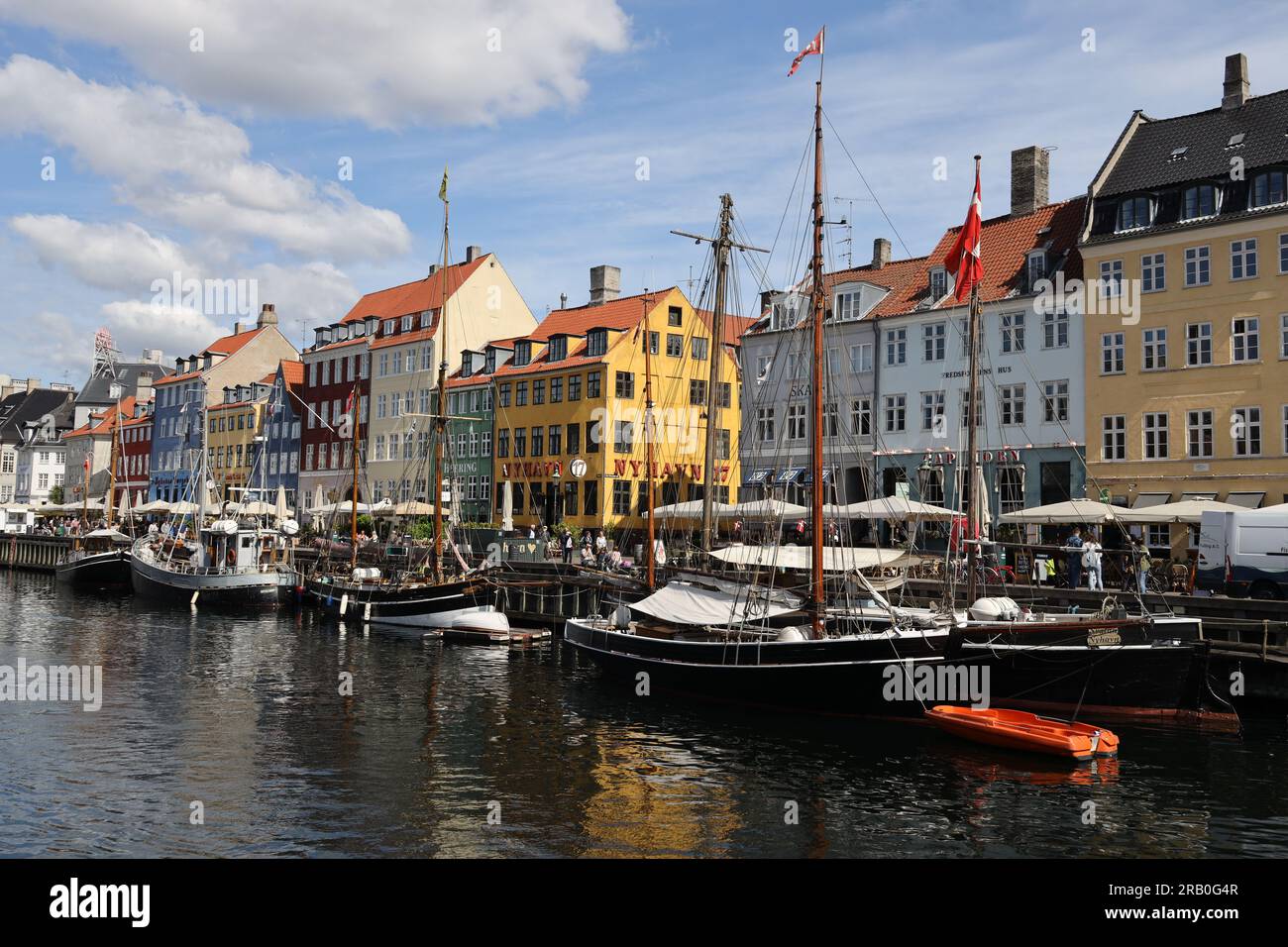 The Nyhavn canal with its characteristic colorful houses in Copenhagen ...