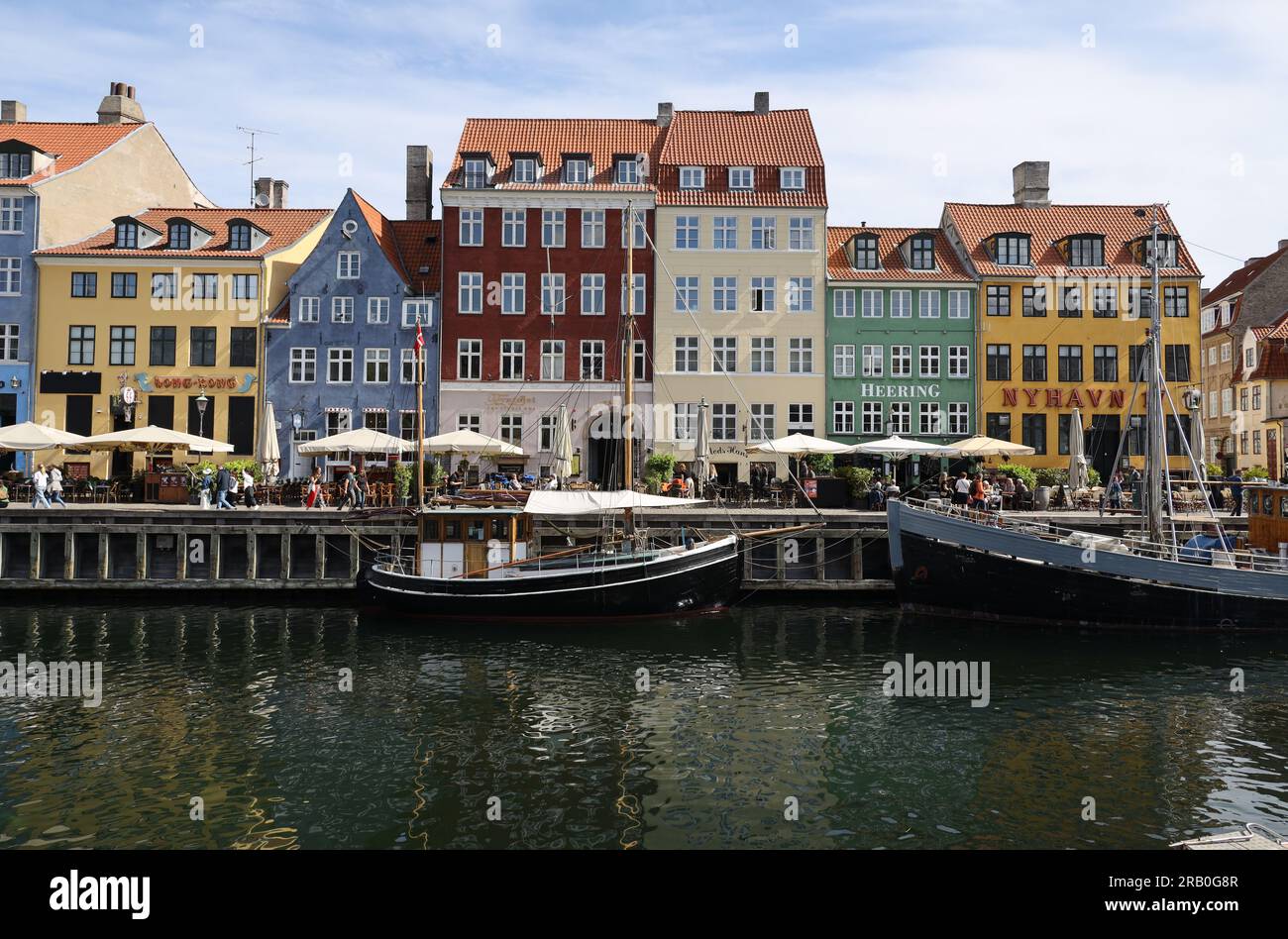 The Nyhavn canal with its characteristic colorful houses in Copenhagen ...