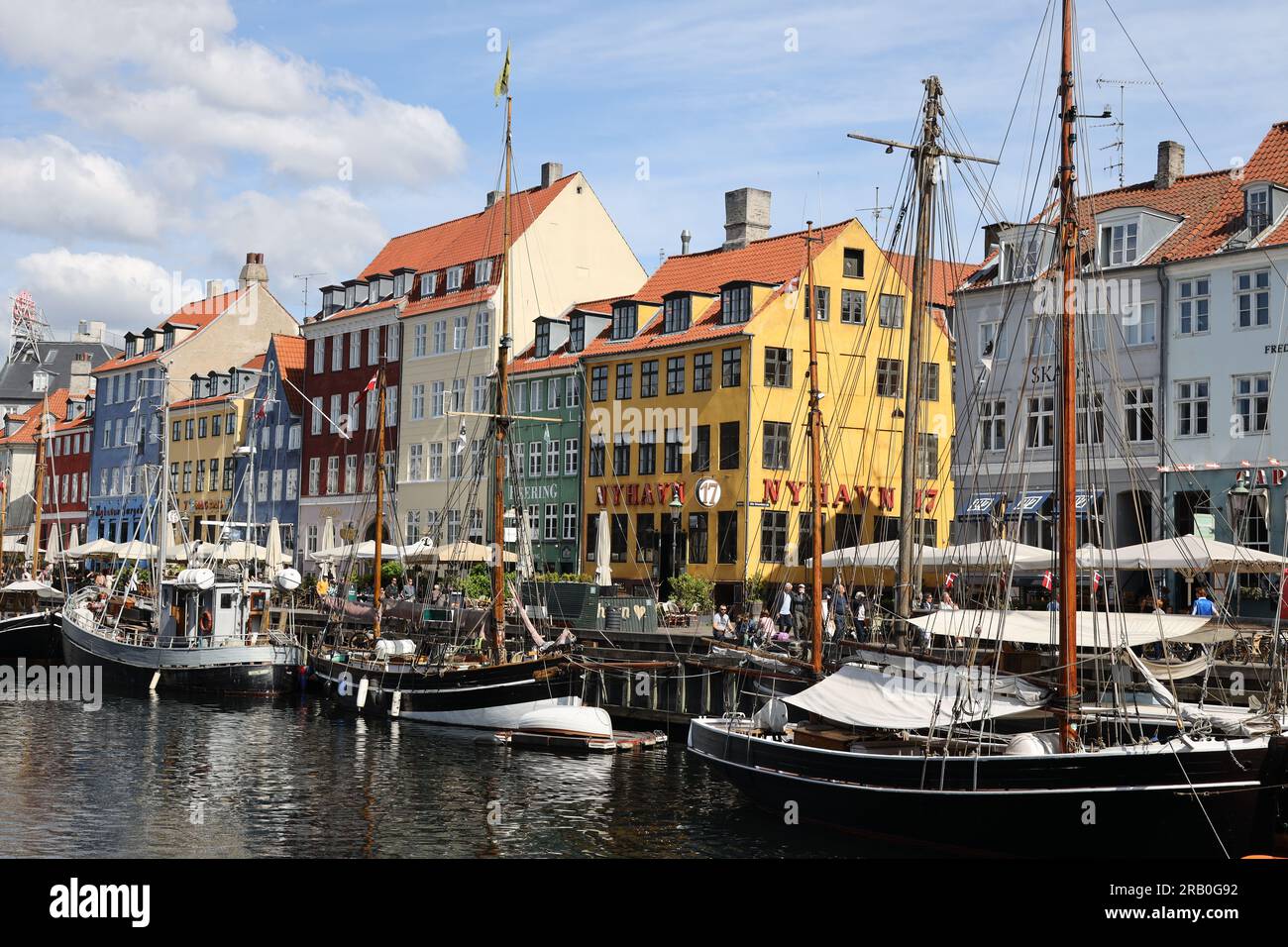 The Nyhavn canal with its characteristic colorful houses in Copenhagen ...