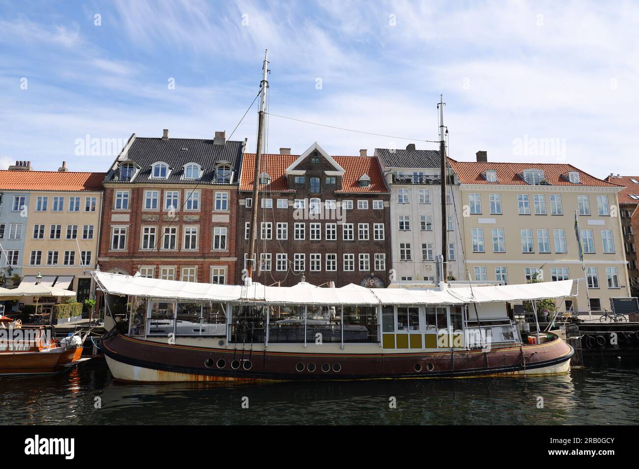The Nyhavn canal with its characteristic colorful houses in Copenhagen ...