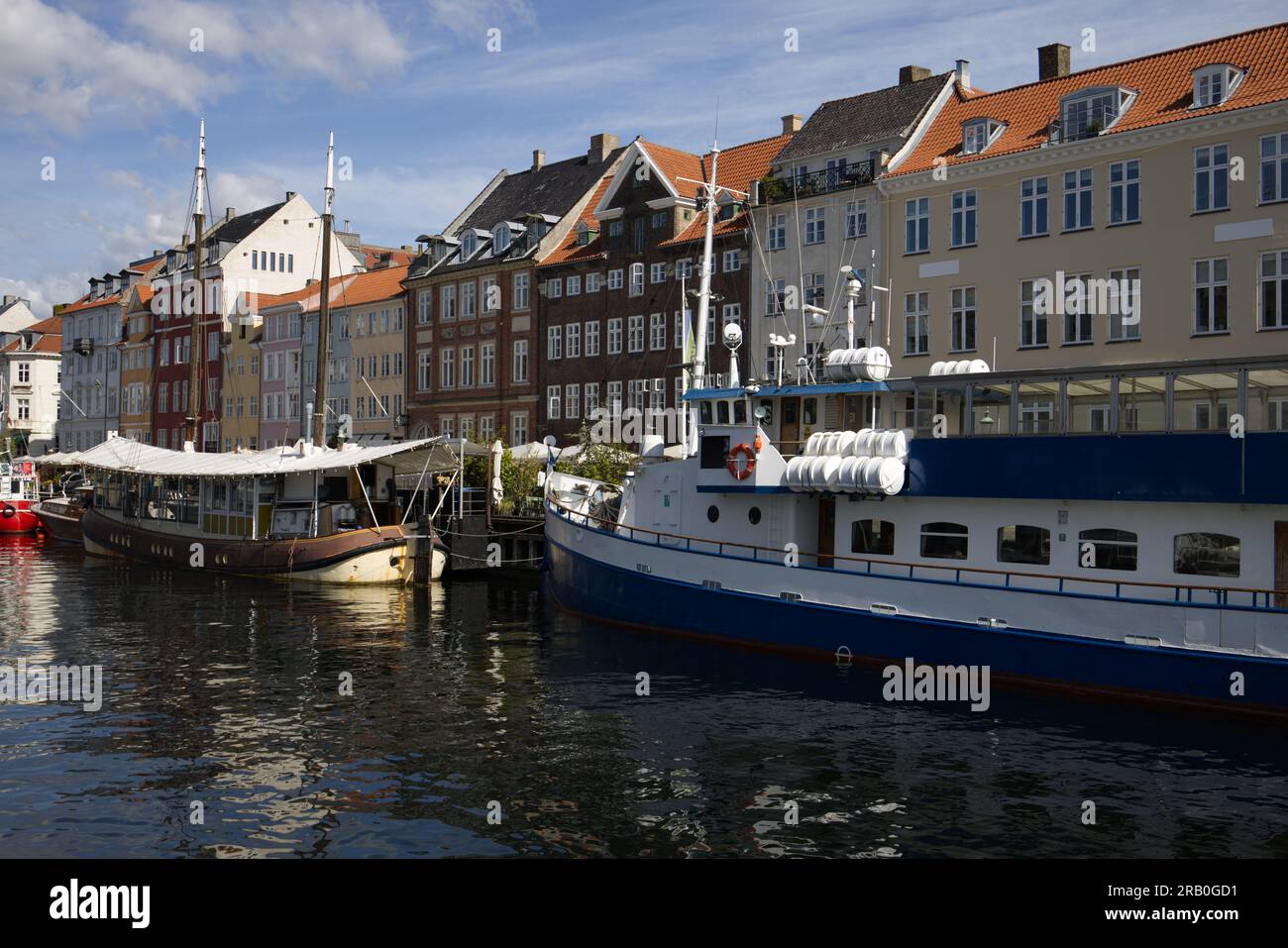 The Nyhavn canal with its characteristic colorful houses in Copenhagen ...