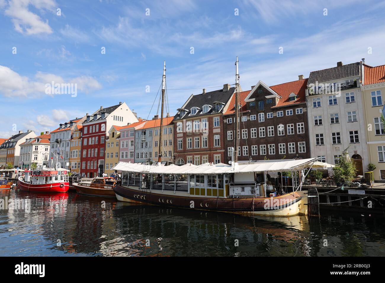The Nyhavn canal with its characteristic colorful houses in Copenhagen ...